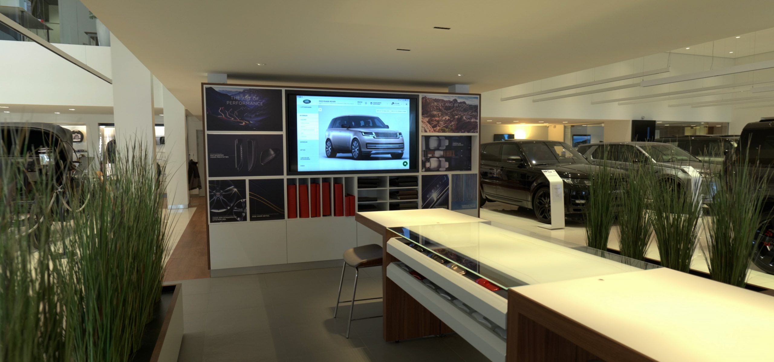 Display signage solution | Jaguar Land Rover | ZetaDisplay